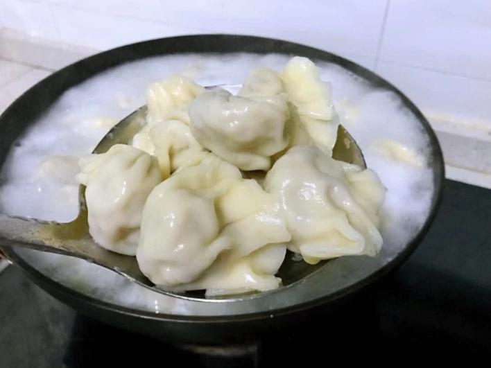 When cooking dumplings, it is best not to boil the water directly into ...