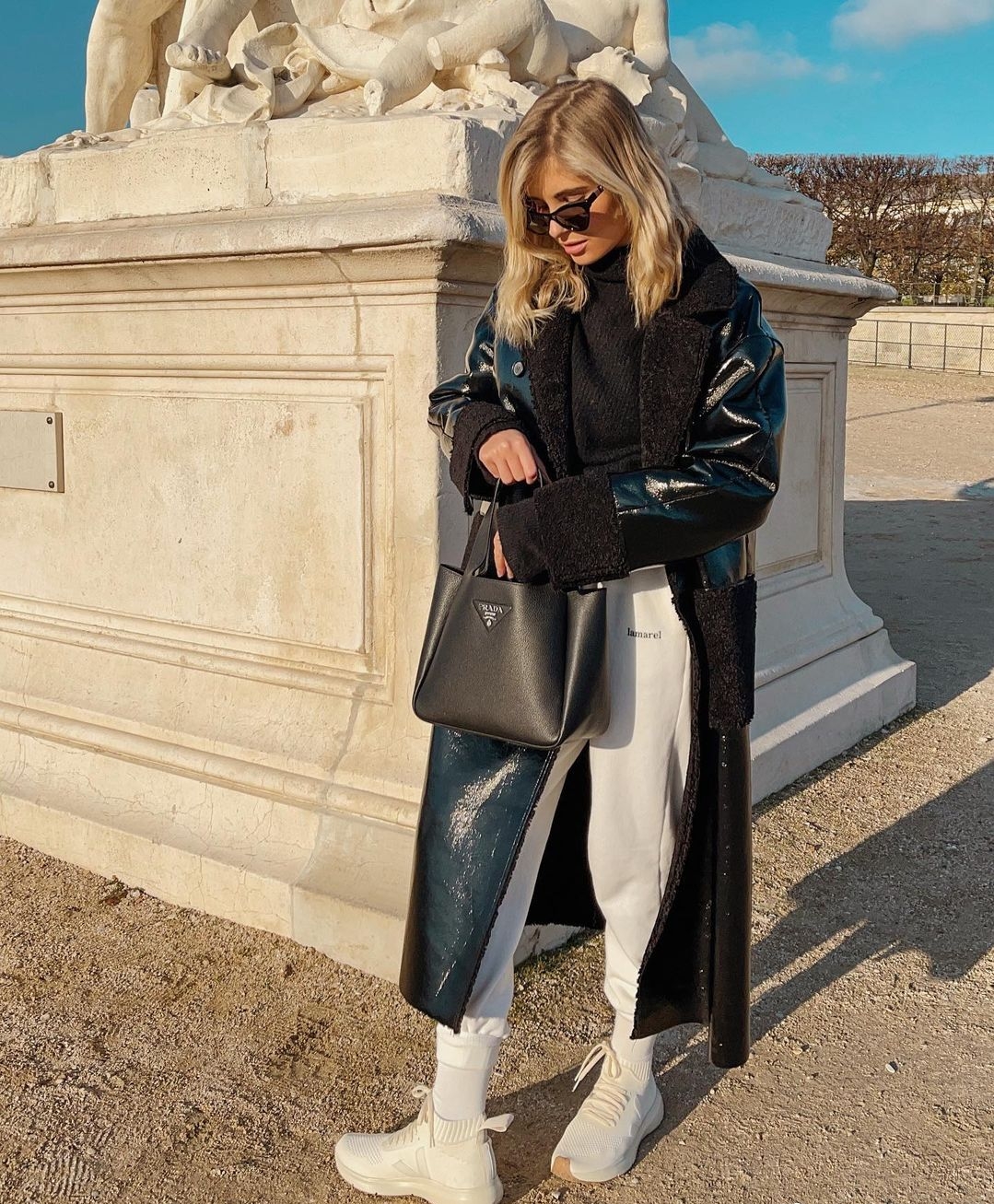 Ran Yingying showed up with her third child! Wearing a coat and getting ...