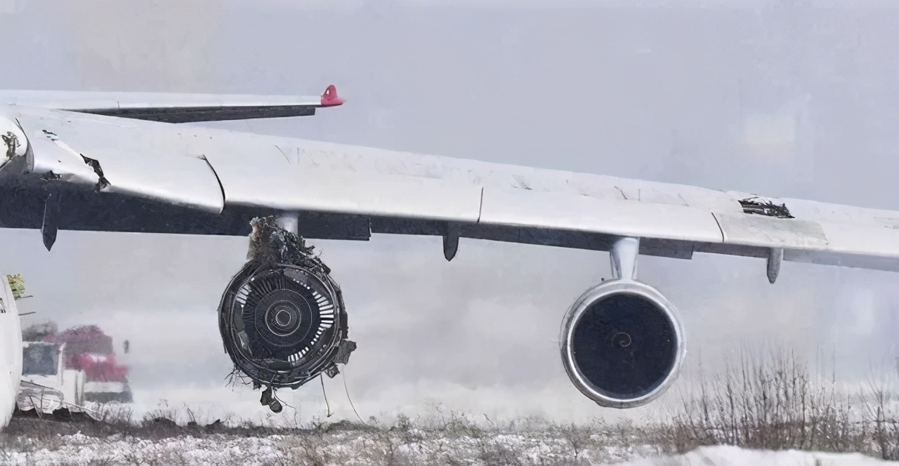 After a loud noise, the An-124 engine exploded before taking off ...