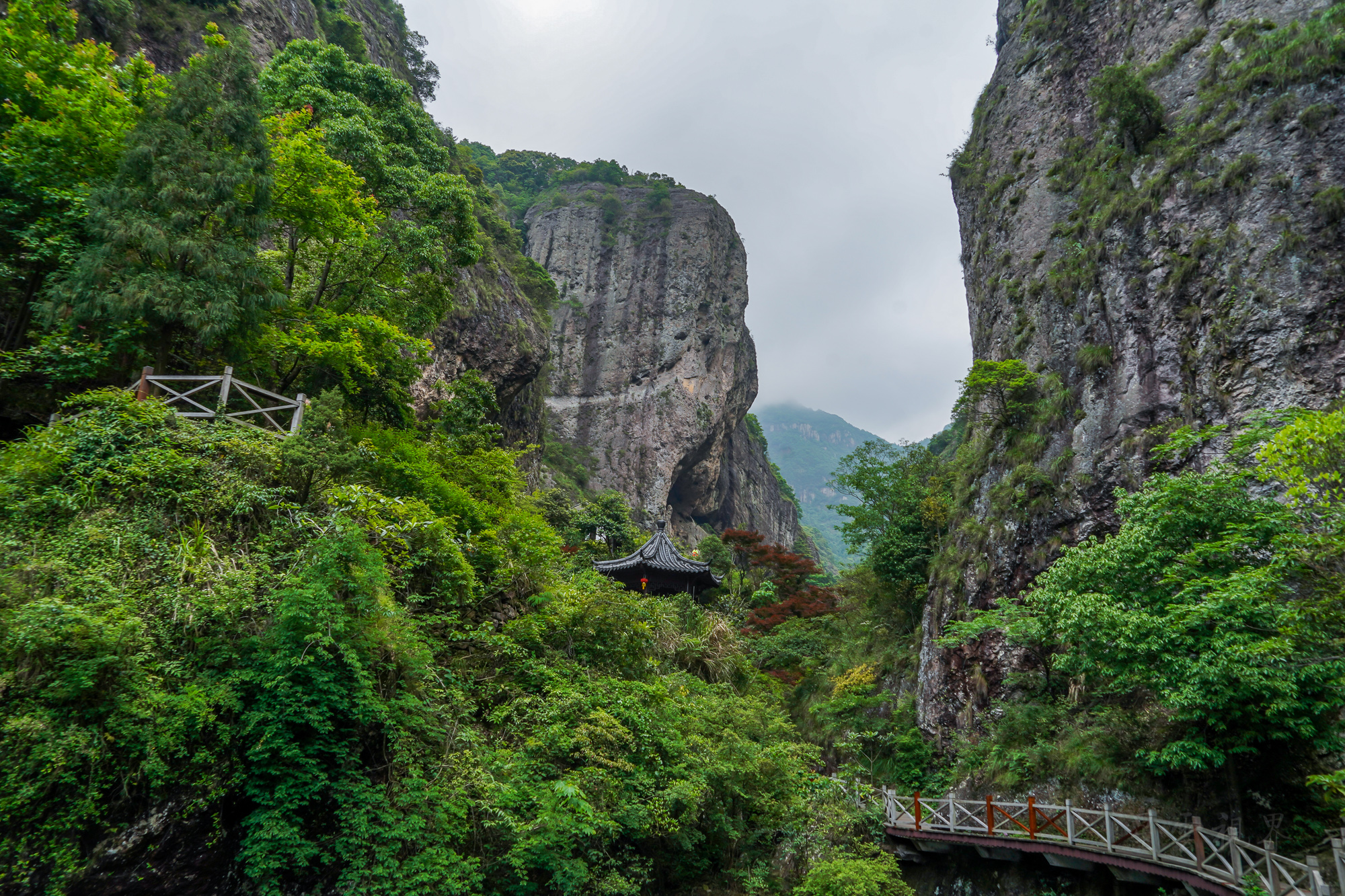 Yandang crowns the world, and Lingyan is unique. Xu Xiake came to ...