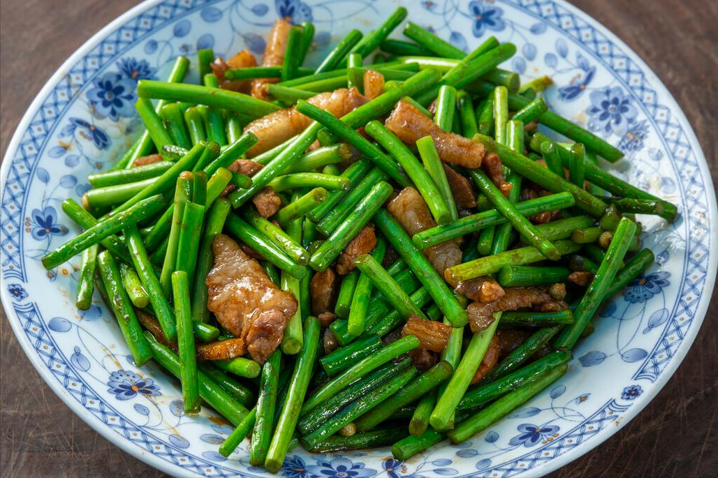Stir-fry the garlic moss directly in the pot. If you want the garlic ...