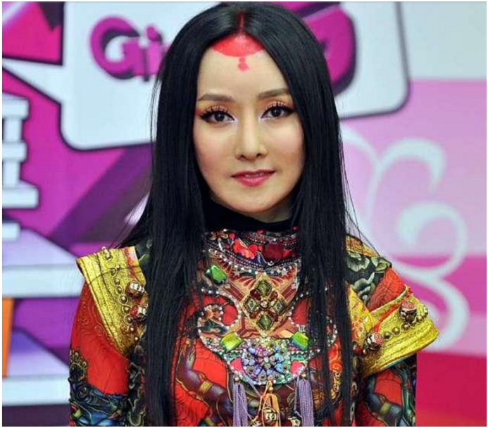 36-year-old Sa Dingding appeared on the scene. After changing makeup ...