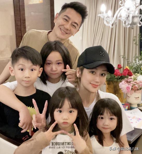 Chen Haomin's family of 6 took a group photo, the 4 children are ...