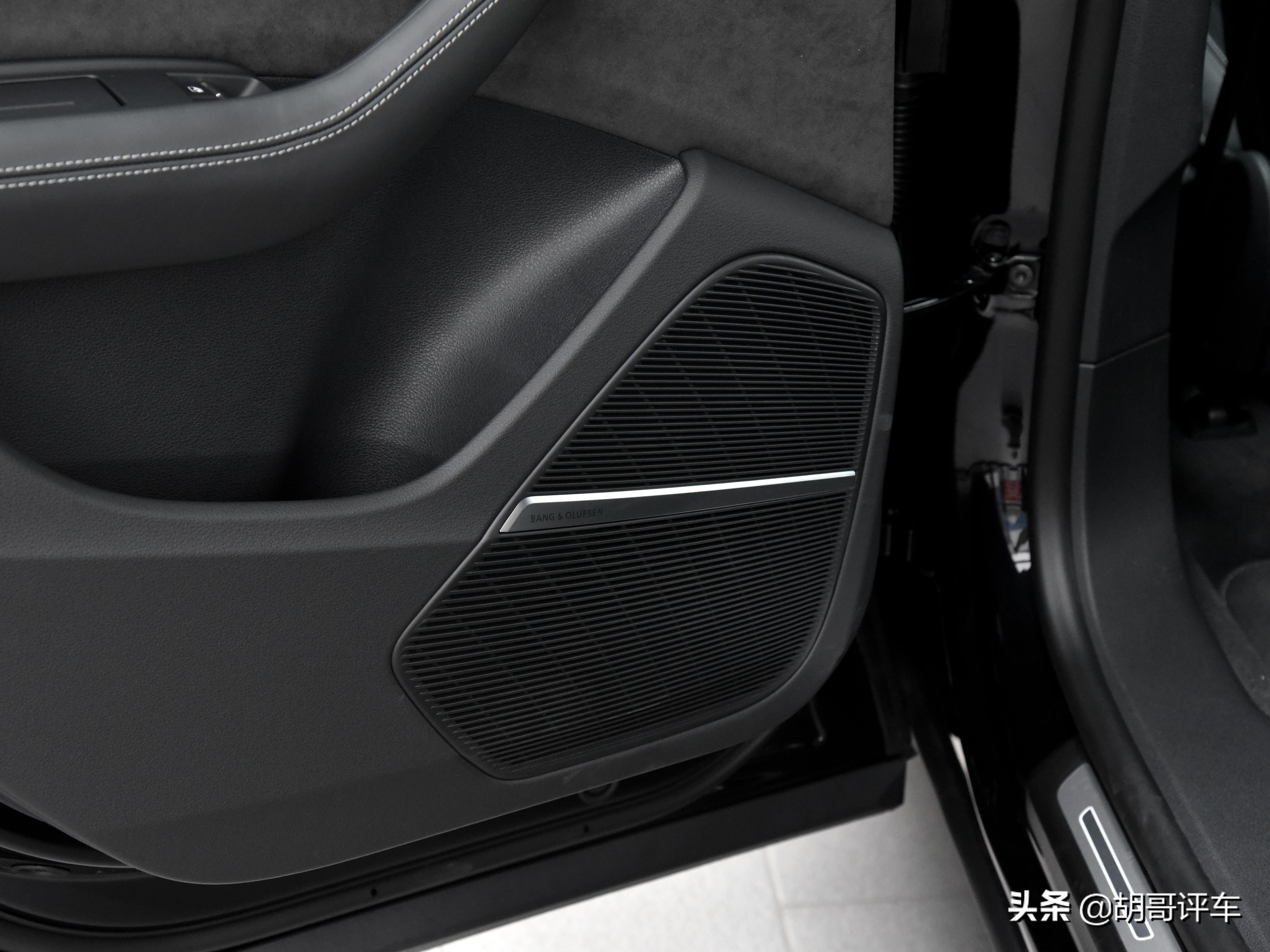 The wheelbase is nearly 3 meters, 3.0T+V6, frameless doors, real shots ...