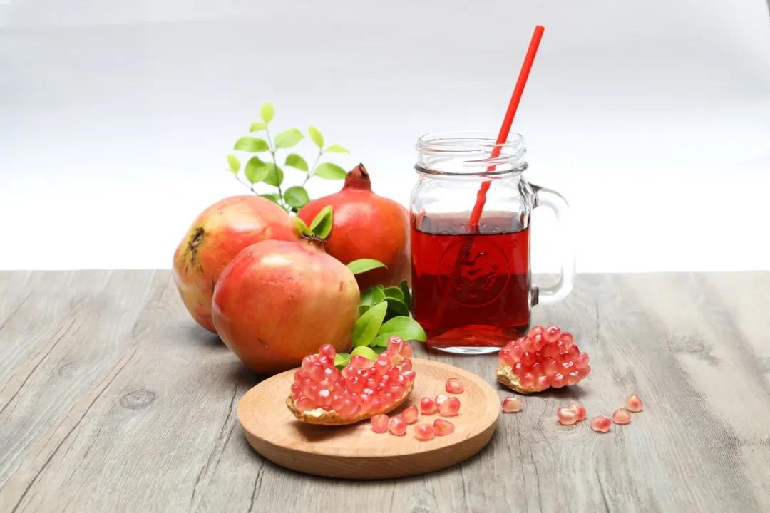 Throw away the peeled pomegranate skin?What a pity!The pharmacist ...
