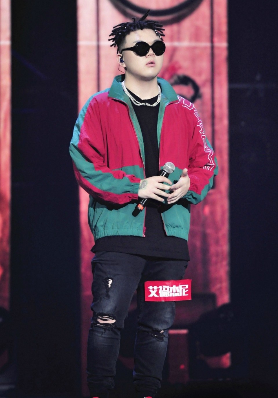 The rapper makes 800,000 gold in a game, and the fans are so large that ...