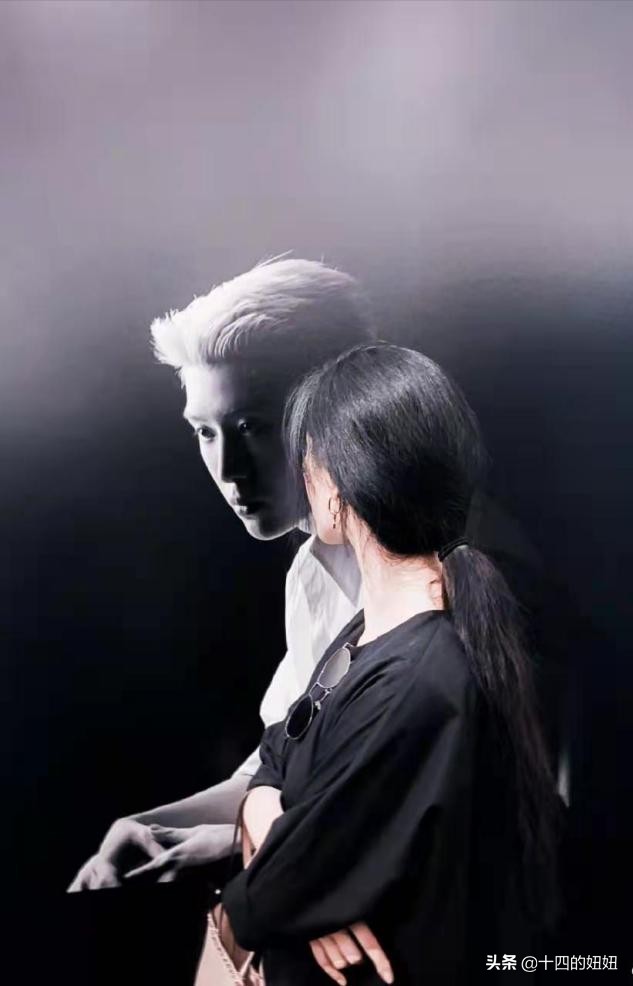 Fan Bingbing and Zhang Junning took a group photo, with close beating ...