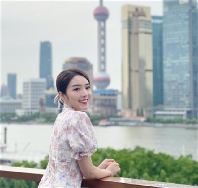 Yu Shuang wears a pearl cheongsam dubbing good luck sister?After saying ...
