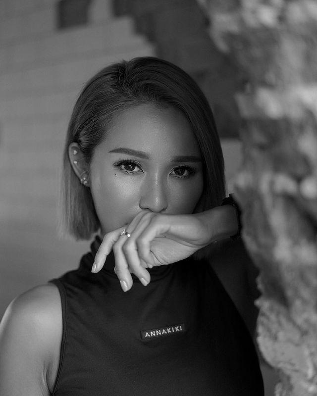 Xi Mi Sao fell in love with tanning, and she wore a hip skirt to expose ...