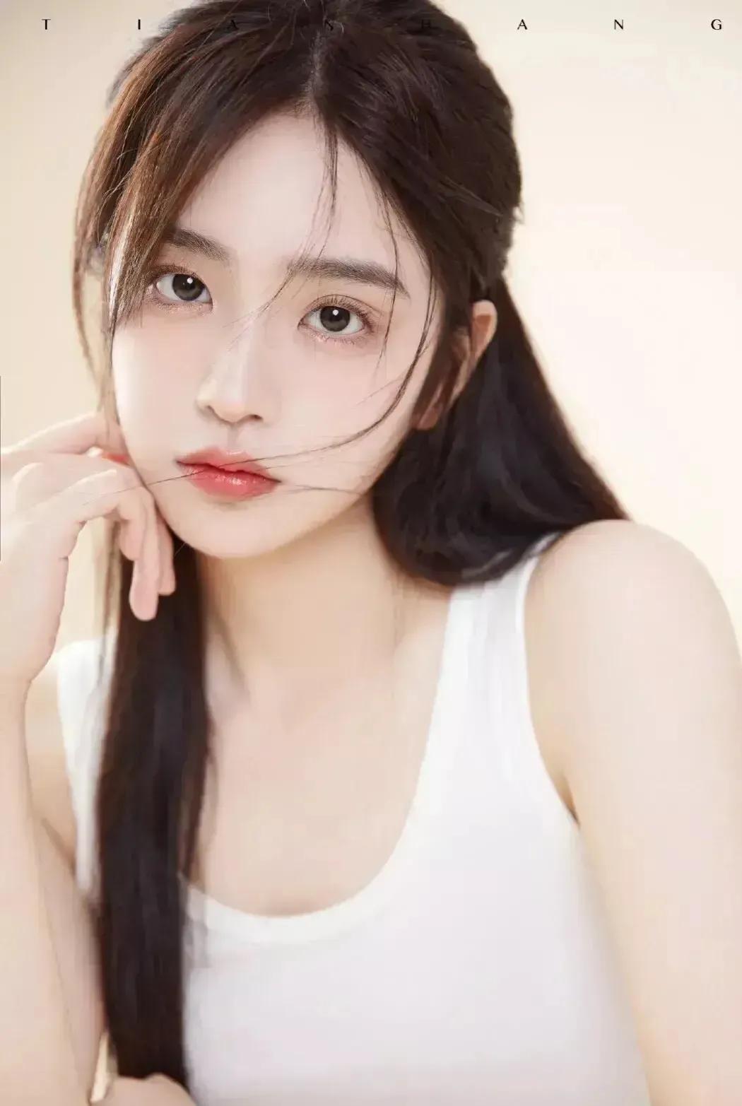 The most beautiful girl-Jing Tian is very sweet - iNEWS