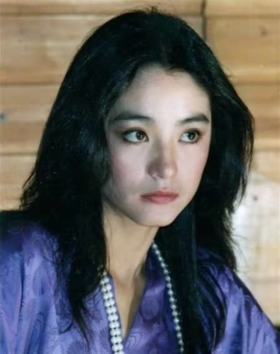Brigitte Lin's 19-year-old uniform photo with short skirt and long legs ...
