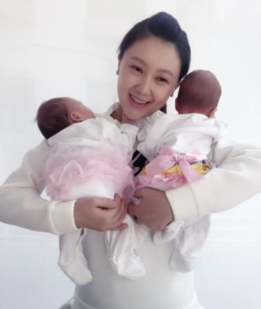 Rich woman Gan Wei hugged her three babies in one breath, her face ...