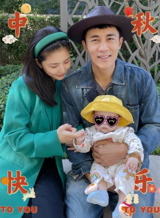 Du Chun's wife took a family portrait to celebrate the National Day, a ...