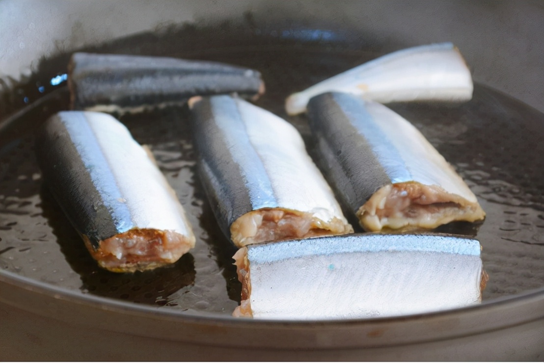 Pacific saury is rich in nutrition and can be fried and eaten, the more ...