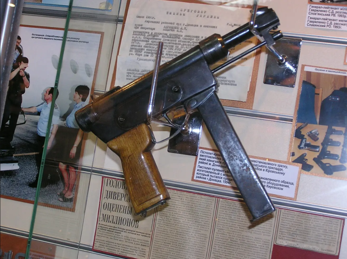 An earthen submachine gun produced by an underground workshop of ...