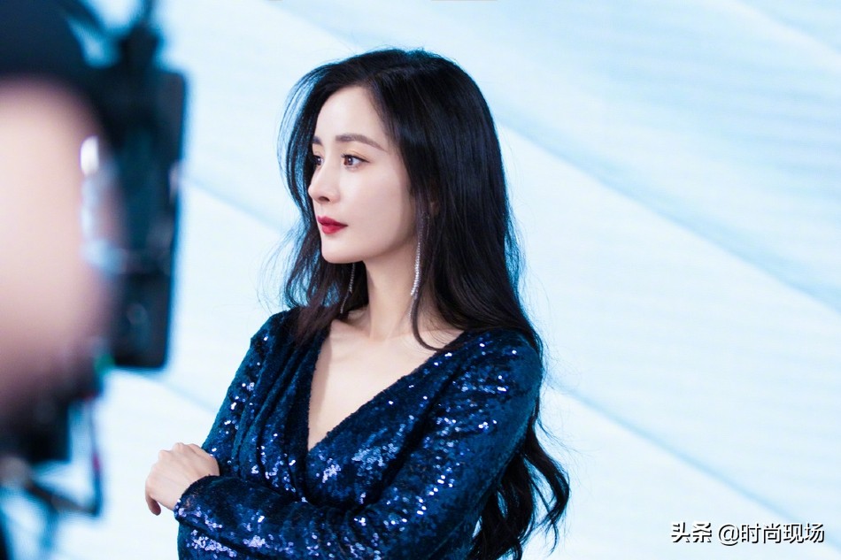 Yang Mi wears a deep V sequined dress noble and elegant like a bright ...