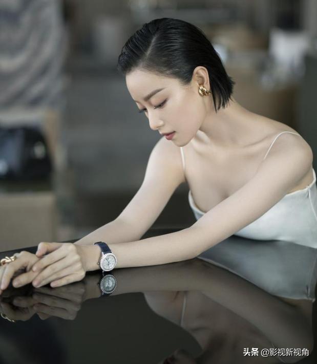 Ni Ni is really a beautiful woman. She wears a suspender to make a ...