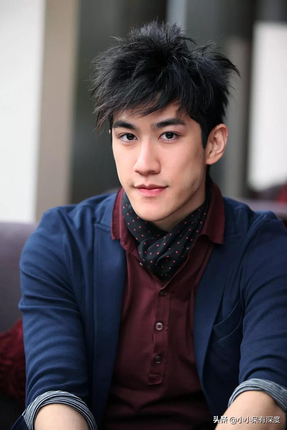 Zhou Lula is dusty, he has a long body and a tall and straight posture ...