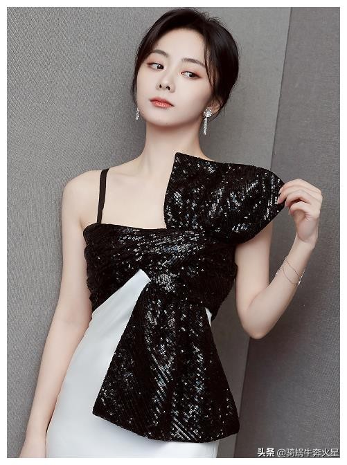 Tan Song Yun Qin Wei wears the shot of the shoulders, and the two ...