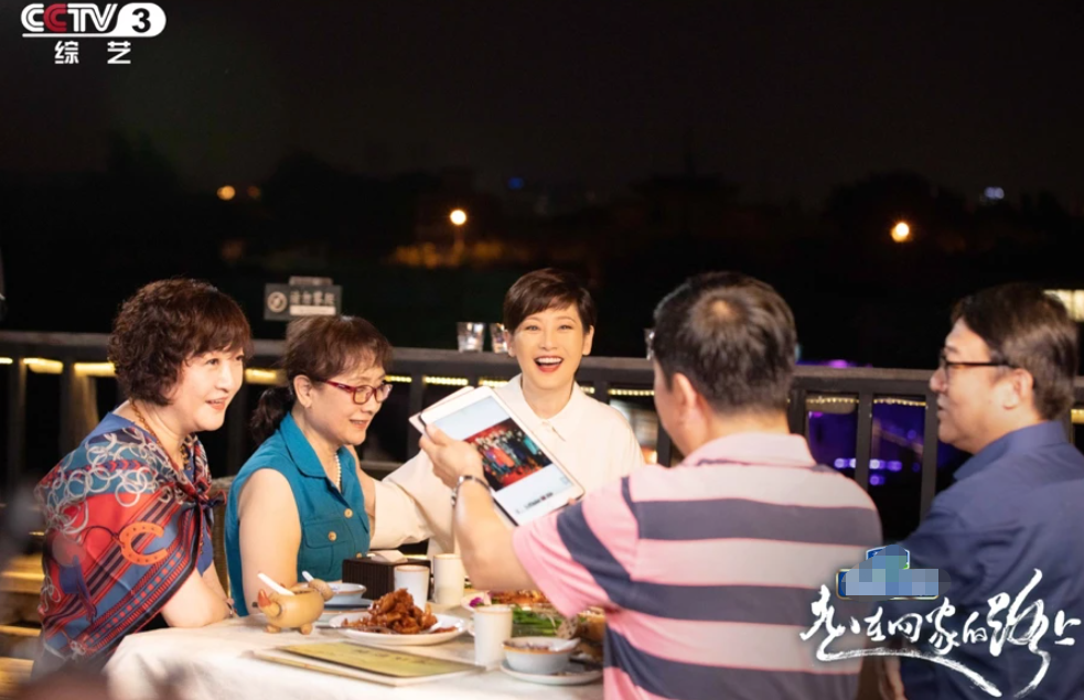 53-year-old Xu Fan appeared in the classmates, with men shoulder and ...