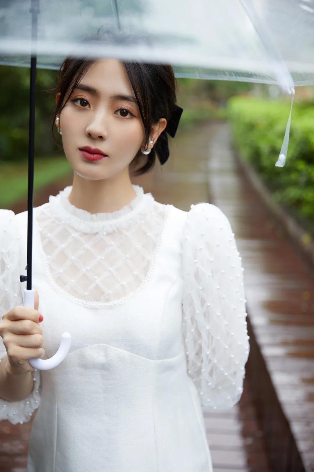 Xing Fei puts herself in a piece of green in a white bubble dress, and ...