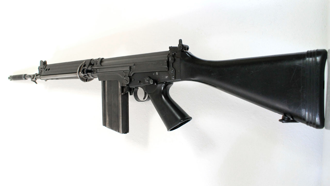A brief history of the FAL automatic rifle, a cross-age product, has ...