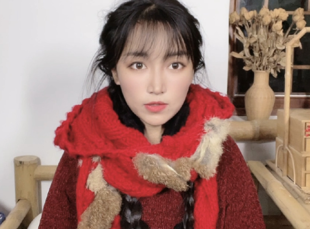 Li Ziqi participated in the Weibo night, took photos with many ...