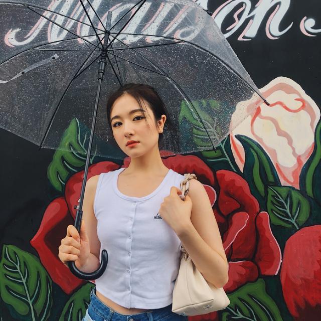 Li Landi took photos from her boyfriend's perspective, dressed in a ...