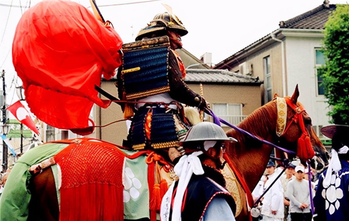 Why do Japanese samurai always carry a big burden when they fight? What ...
