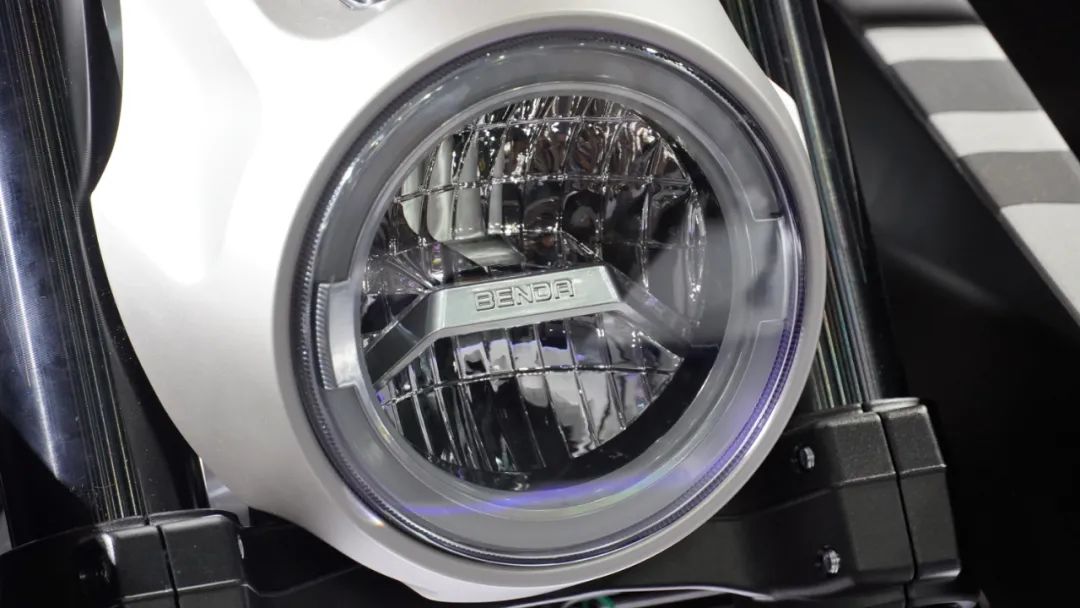 Facing the Huanglong 600, the Benda Tang knife LFS700 is simply a dragon slaying knife. - iNEWS