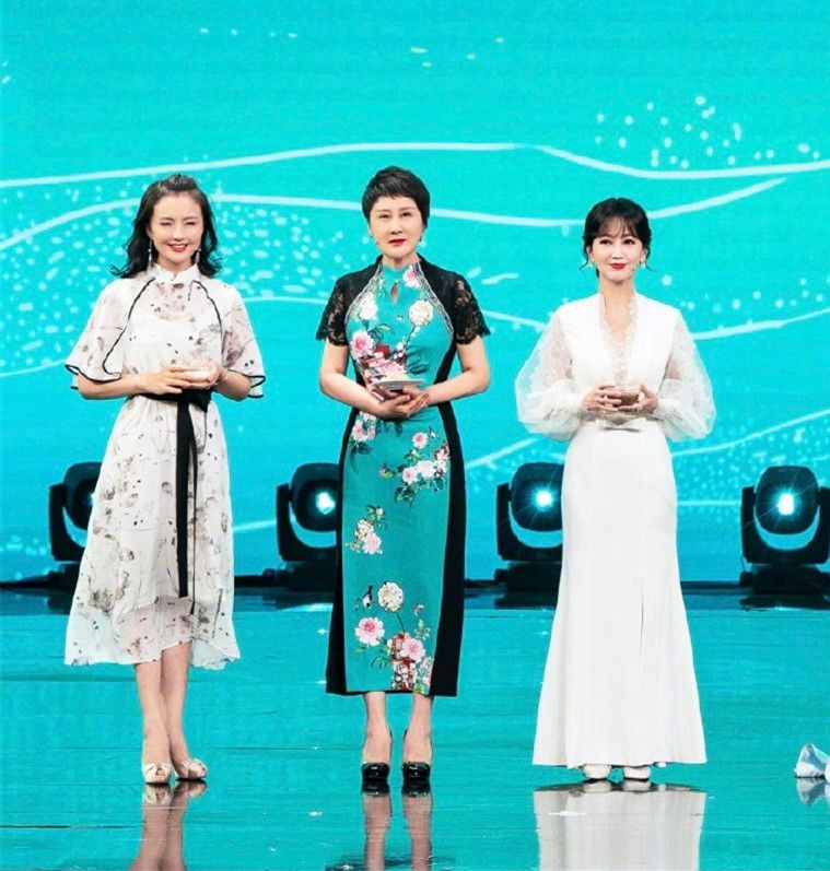 Zhang Kaili wears a cheongsam dress elegant and dignified, unlike Zhao ...