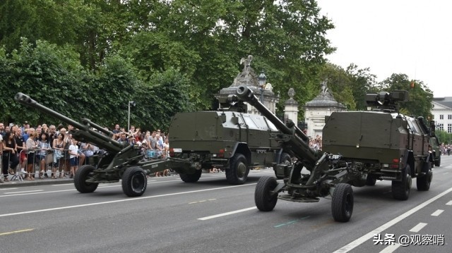 LG1 105mm howitzer, a weapon developed by France for export, a second ...
