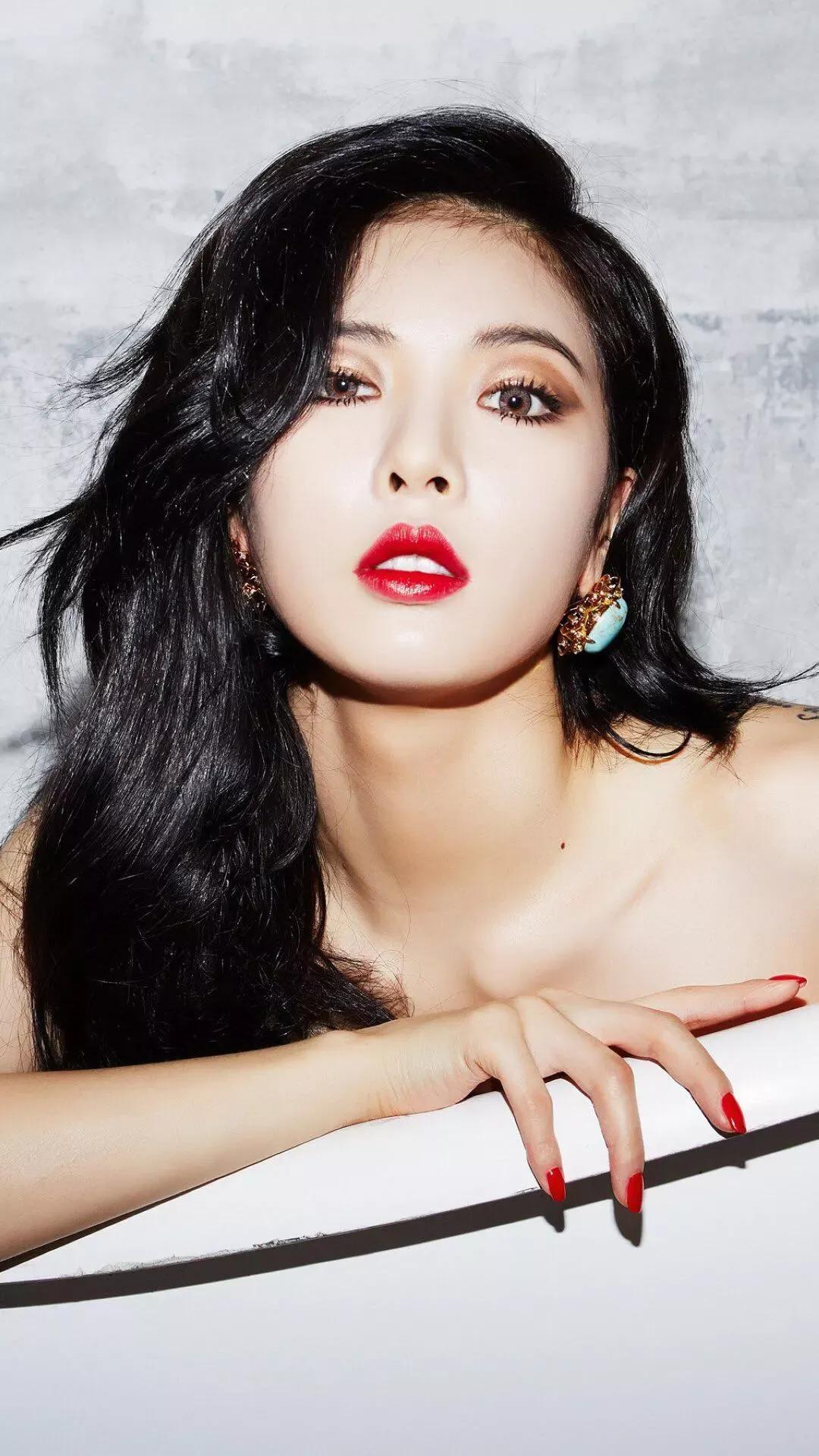 Hyuna has a hot body, a sweet smile, and a hearty personality. Such a ...