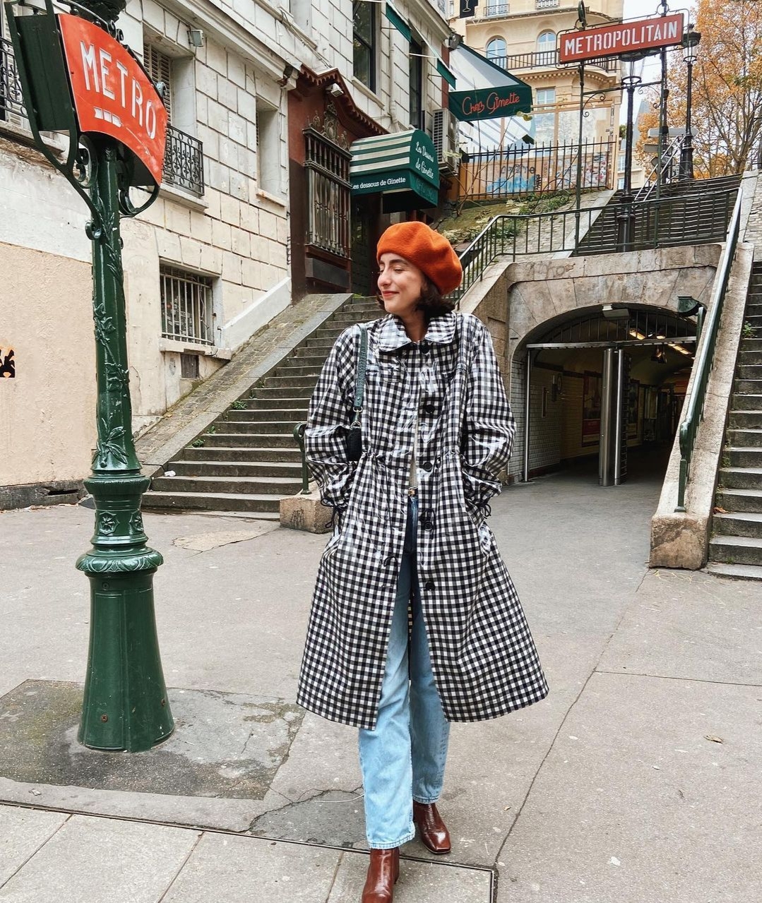 Ran Yingying showed up with her third child! Wearing a coat and getting ...