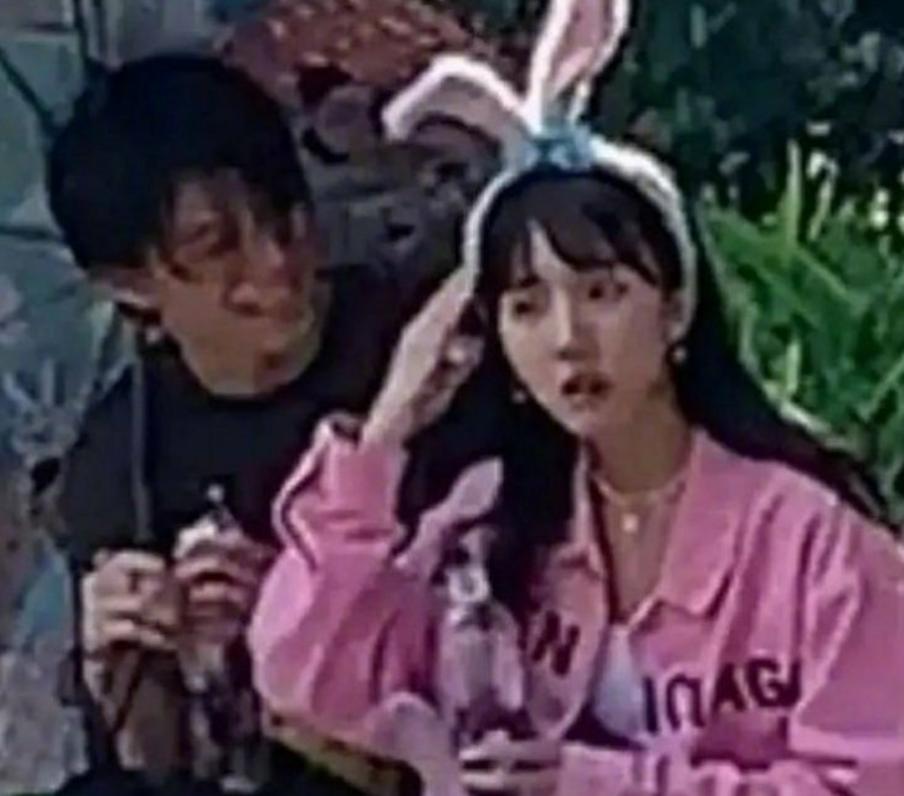 After 95, Xiaohua's love affair was filmed, and he went to Disney intimately with the man, and ...