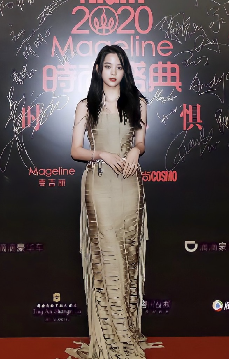 Actress wears hate Tian Gao accepts award: Guan Xiaotong is walked by Jiang Shuying and Meng ...