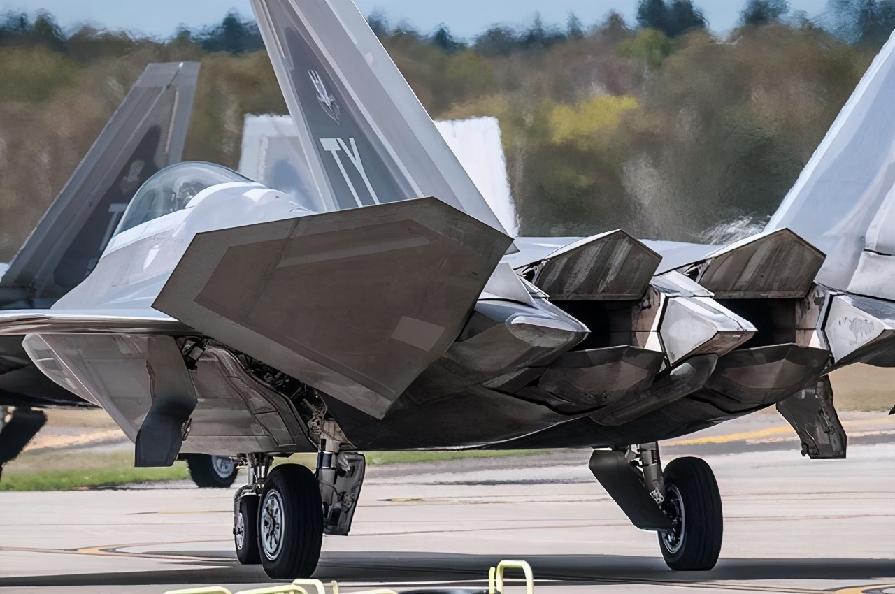 The F-20 stealth fighter test pilot speaks!Mentioning the thrust vector ...