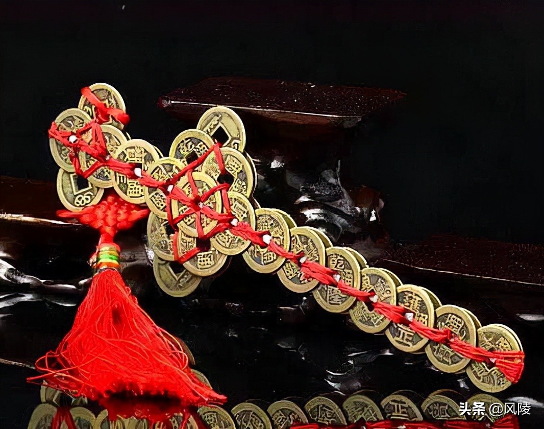 The guy took the "Copper Coin Sword" to appraise the treasure, which ...