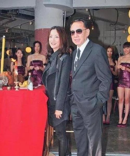 She is Nicholas Tse's protective umbrella, a strong solution to the ...