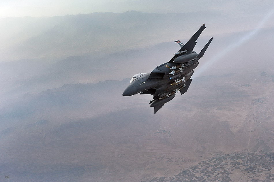 F-15E shot down an Iraqi Mi-24 helicopter with a bomb during the Gulf ...