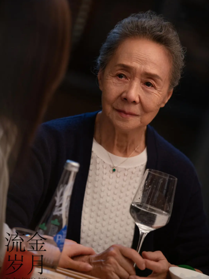 "National Grandma" Wu Yanshu is old and elegant, dressing plain but ...