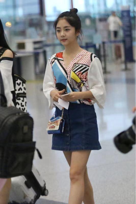 "Tan Songyun" is tender again, wearing a printed shirt and denim skirt ...