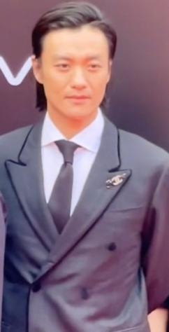 Zhao Youting and Zhou Yi walked around the red carpet. The two male ...