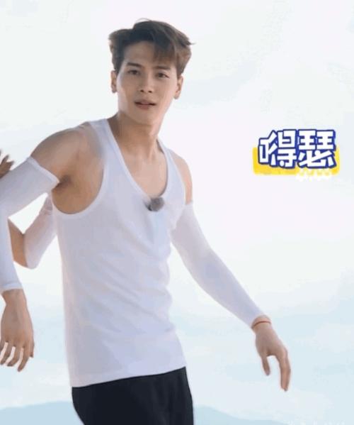 "Running Man" Wang Jiaer wears ice sleeves at 38 degrees to cover his ...