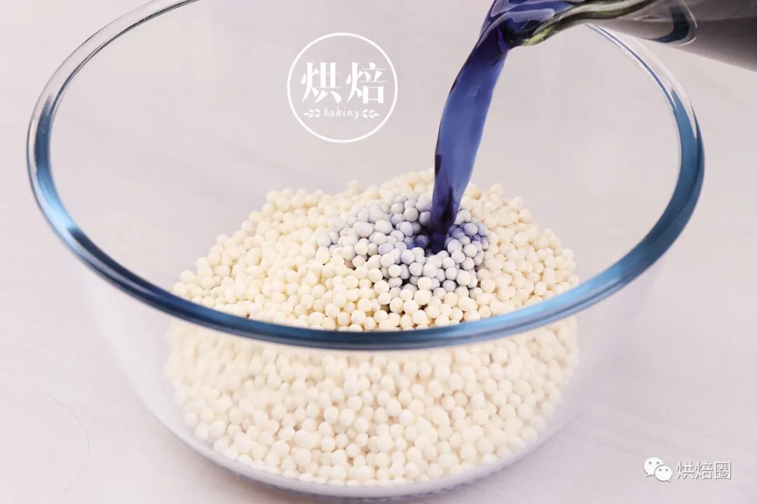 The sago is made into this kind of cake, which looks good and is eaten ...