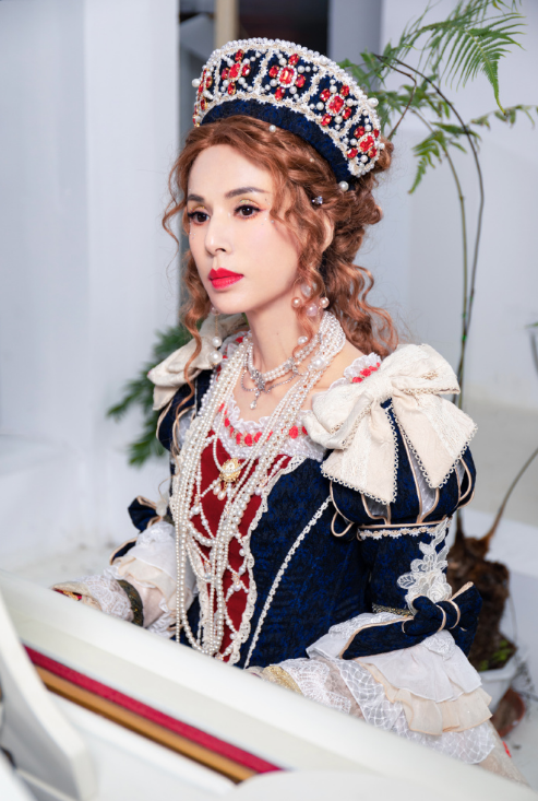 54-year-old Li Ruotong challenges lolita outfit!Wearing a crown to ...