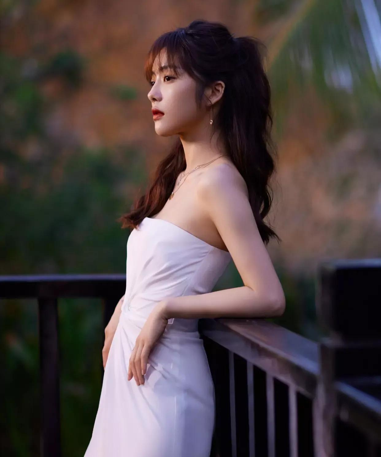 Cai Wenjing has long hair and beautiful back, white tube top skirt with sexy collarbone ...