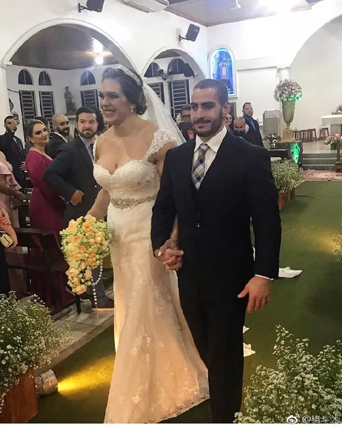 The muscular bride showed off her figure at the wedding scene, causing ...