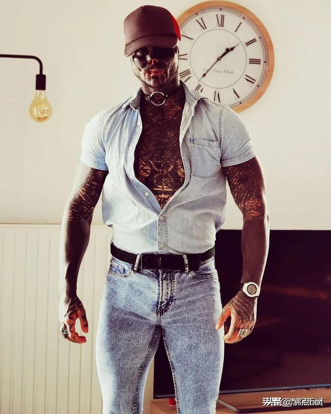 The man dreams of becoming an alien wants to cut off 4 fingers and has ...