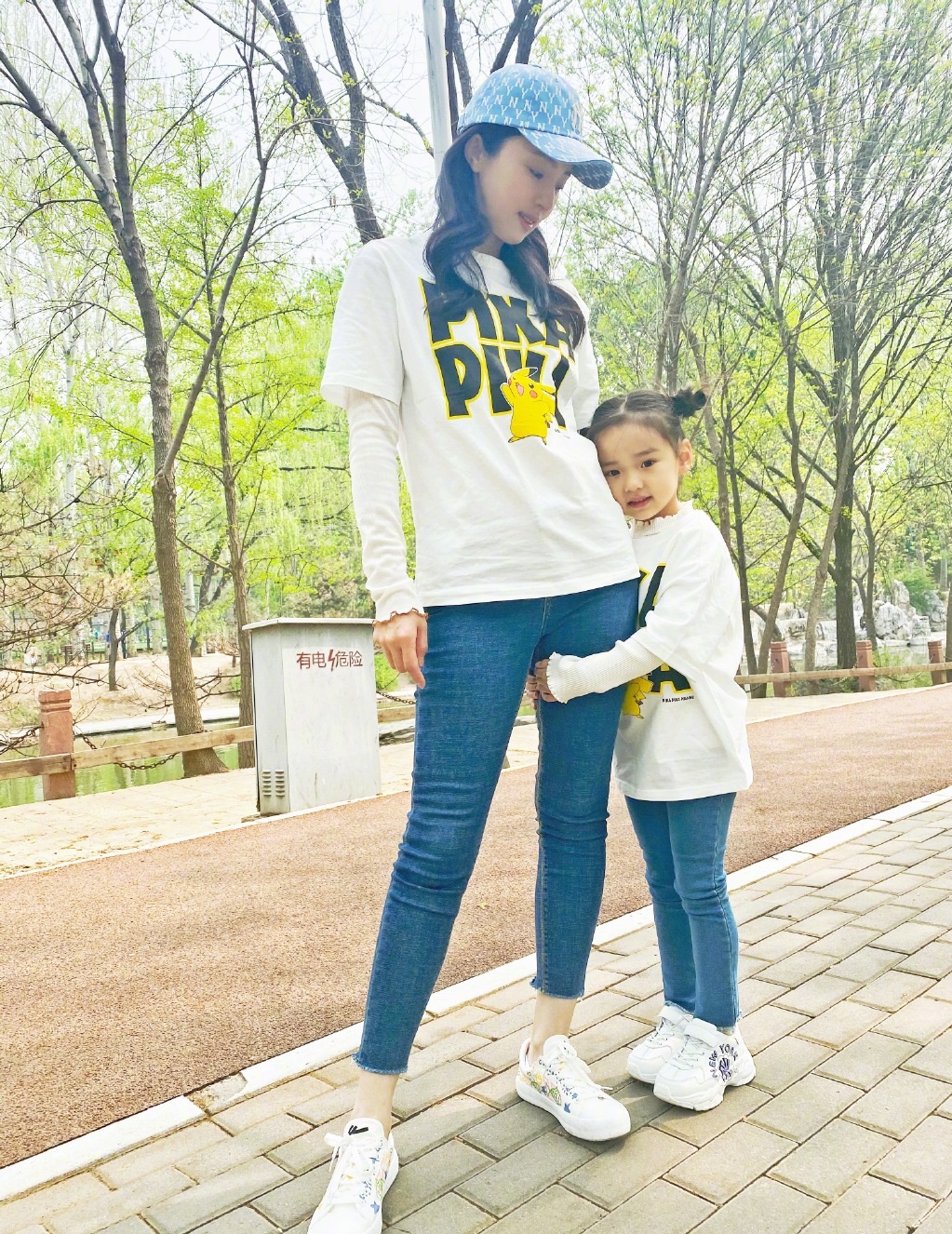 Dong Xuan takes her daughter to play, the 4-year-old dimple is very ...